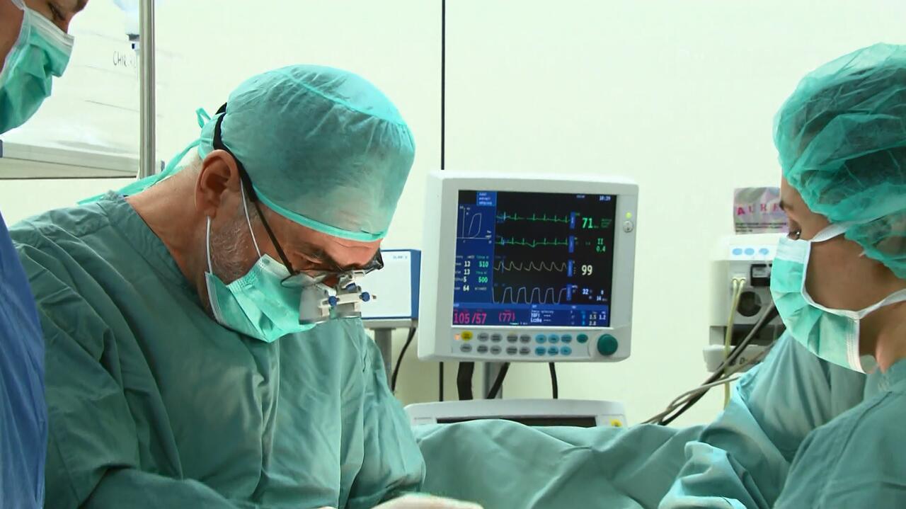 Adam Domanasiewicz. Lekarz, który przyszywa ręce - UWAGA!